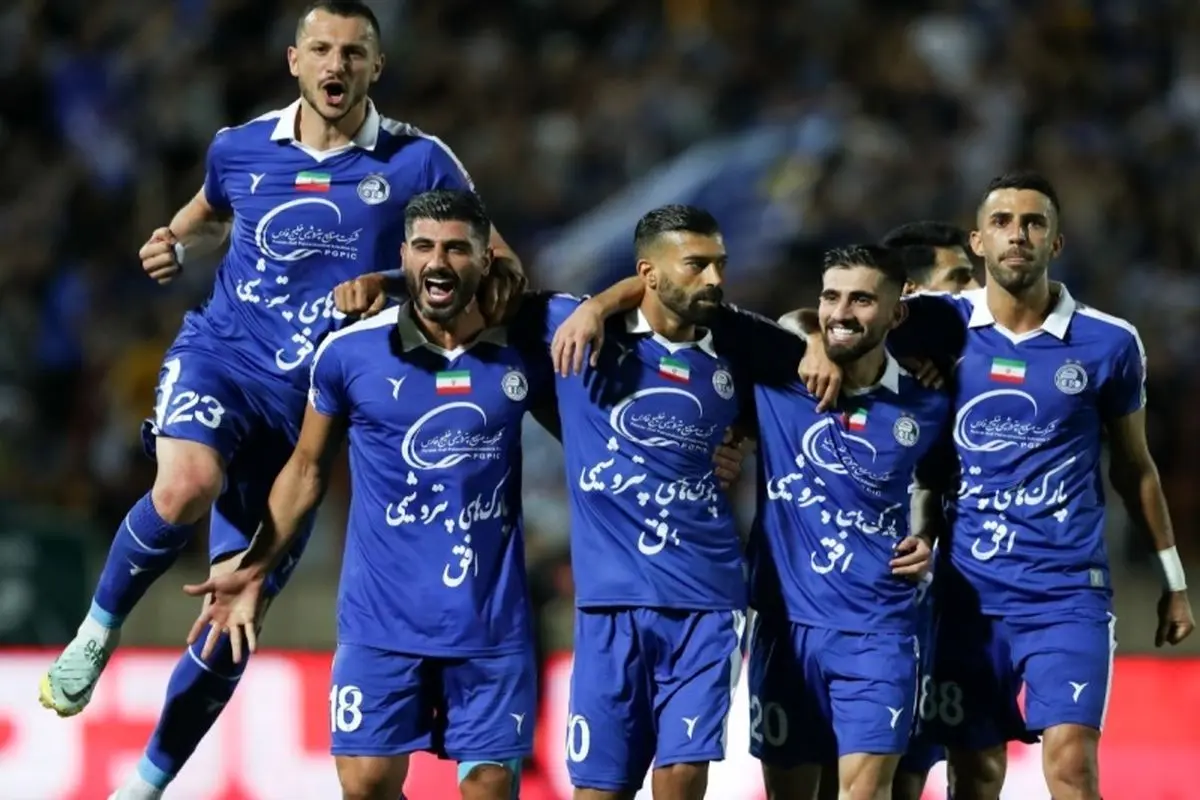 رامین رضاییان سوژه هواداران استقلال در ورزشگاه قائمشهرفیلم