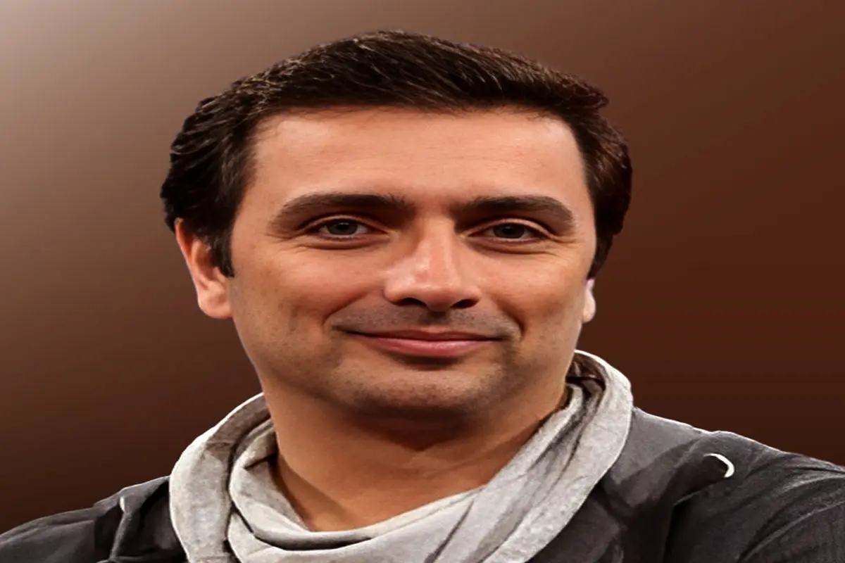 ژست جدی امین زندگانی با کراوات عکس